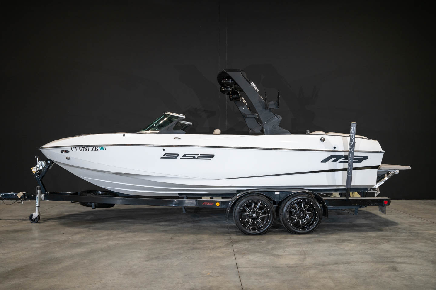 MB B52 2019 | White Black